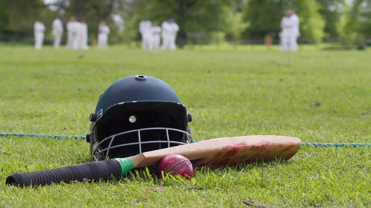 Major accident in cricket field, player dies during match in Mumbai ...