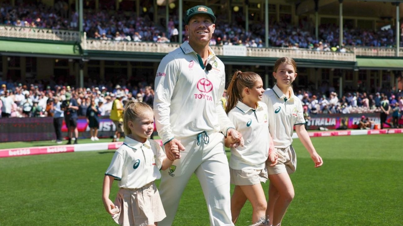 AUS vs PAK Test: David Warner took the field with his three daughters ...