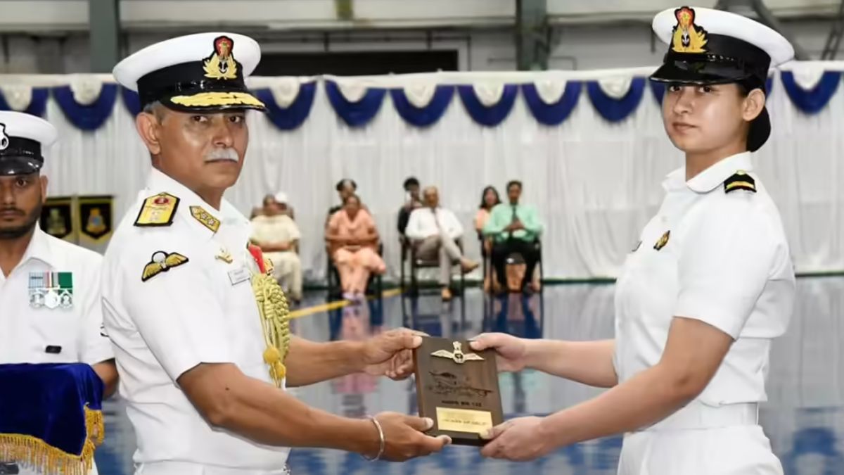 Made history! Sub Lieutenant Aastha Poonia became the first female fighter pilot in the Indian ...